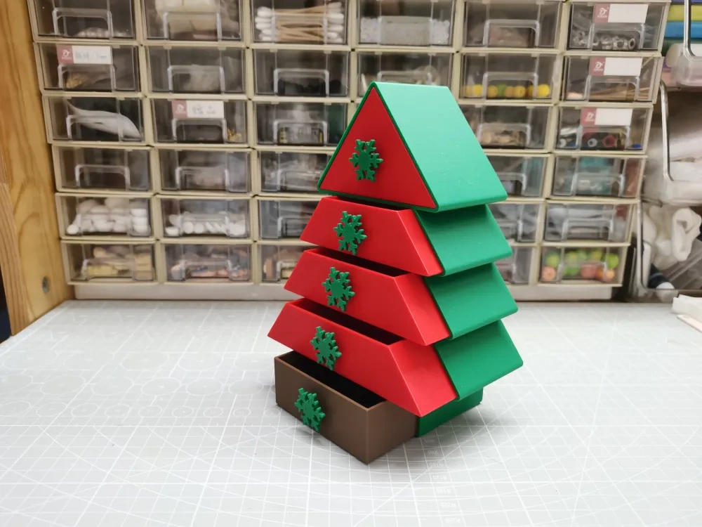 圣诞树桌面收纳柜 来自 BODIFU造物集 MakerWorld：免费下载 3D 模型