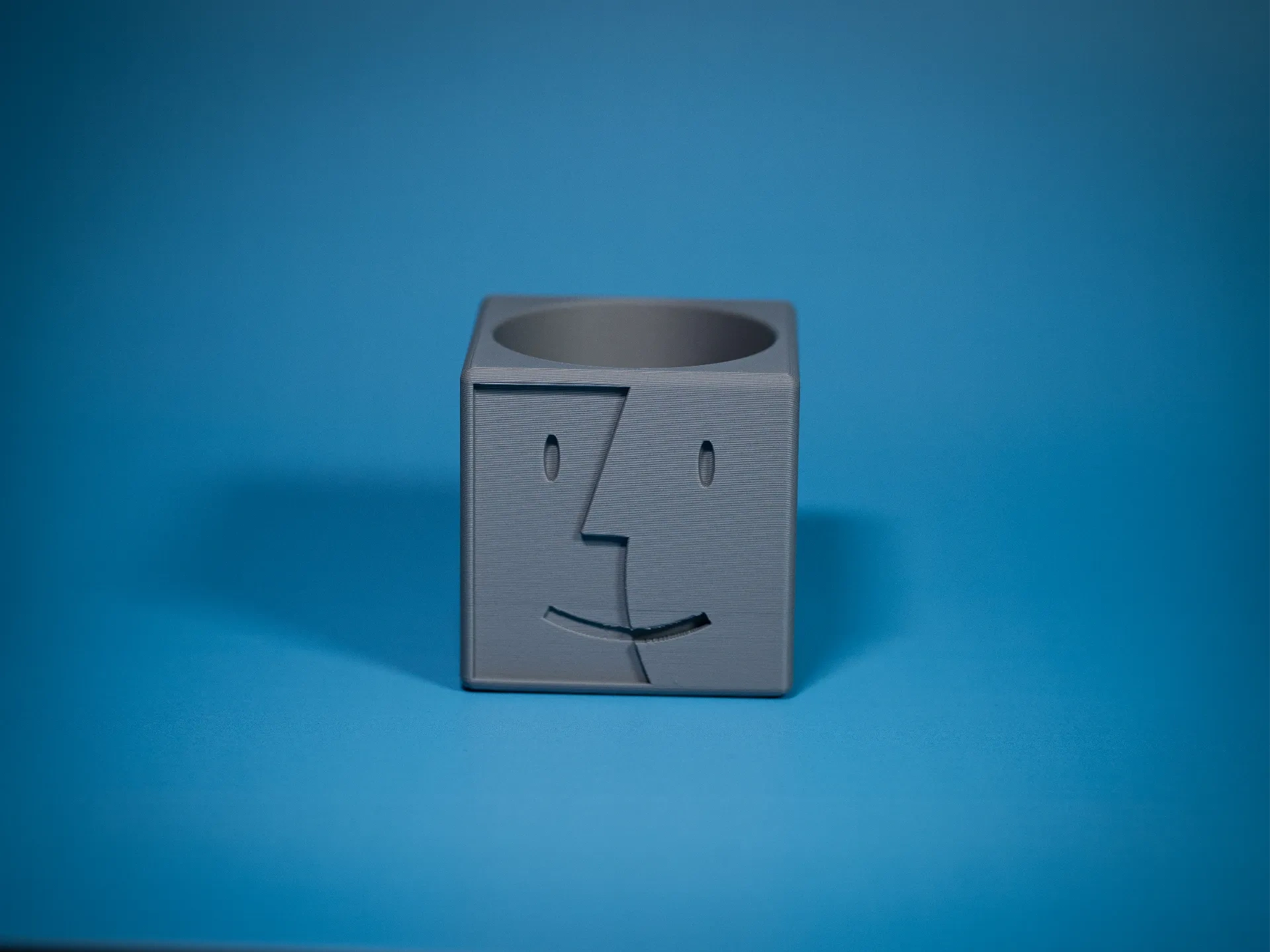 Apple Finder Pencil Holder or Flower Pot 来自 bjoernstudio - MakerWorld