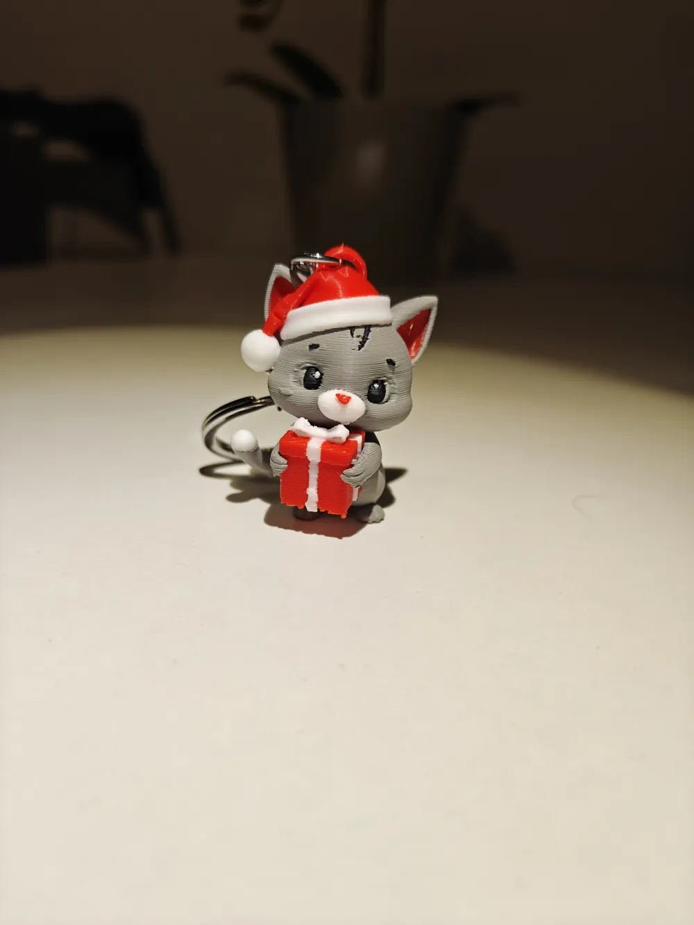 可爱动物拿着礼物钥匙扣 来自 Below3D MakerWorld：免费下载 3D 模型