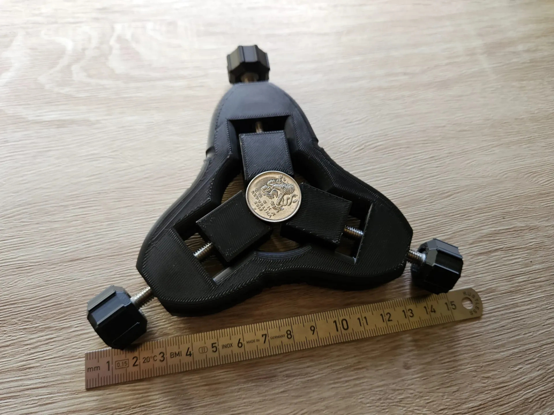 Coin cleaning vise 3-way / Coin Clamp 来自 ILikeCheese32 - MakerWorld