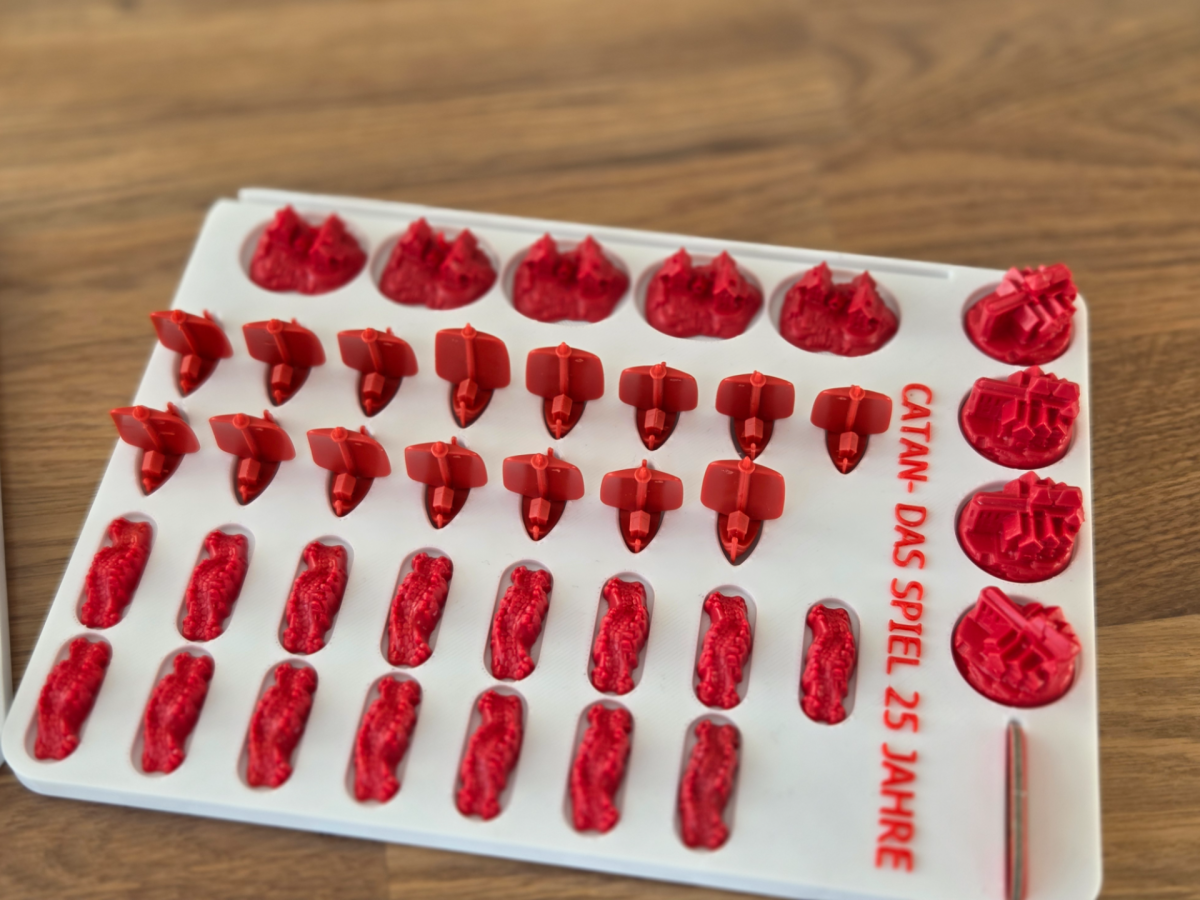 卡坦岛棋子展示架 德语 25周年纪念 - 免费 3D 打印模型 - MakerWorld