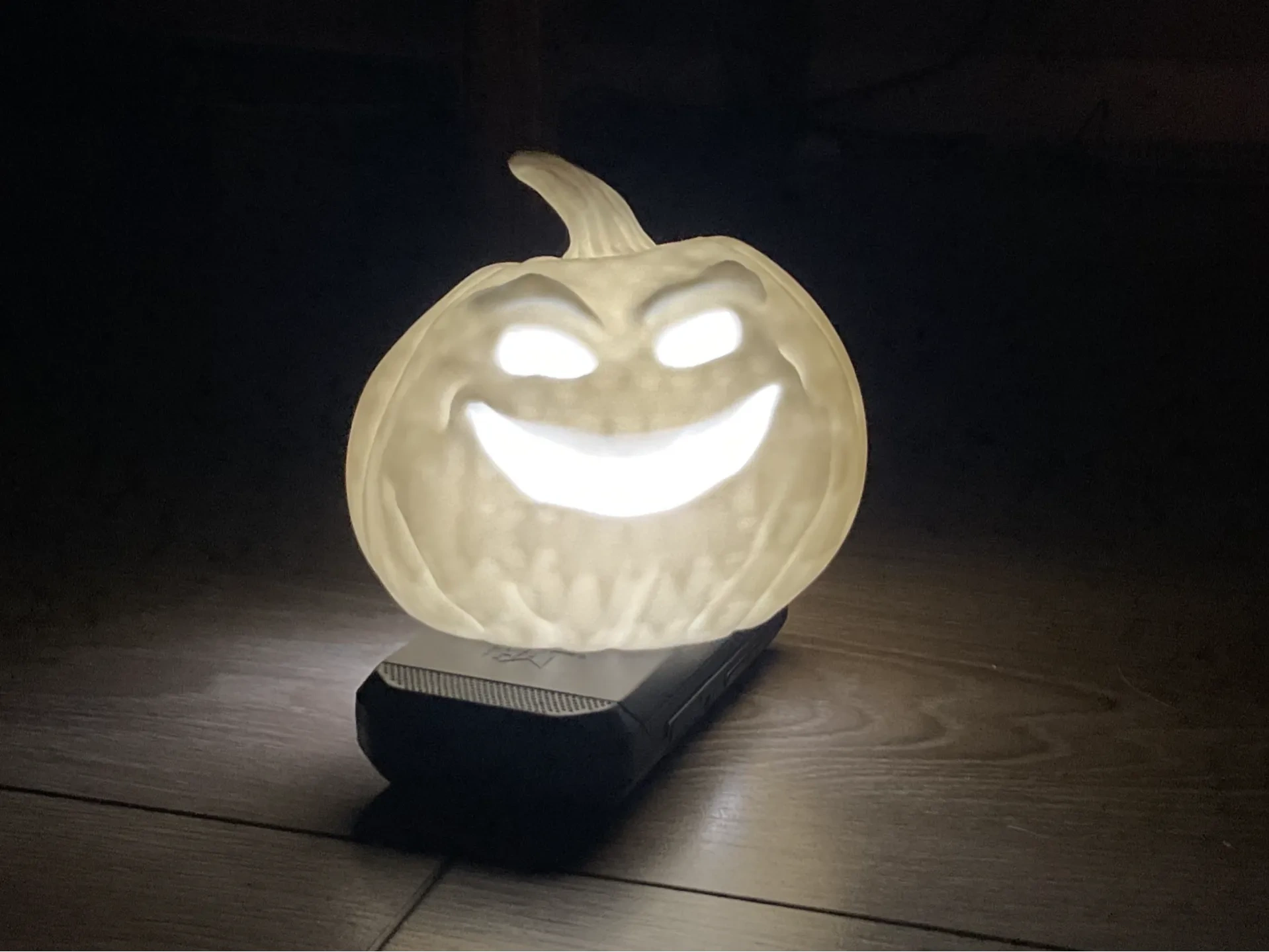 Smiling Jack-O-Lantern Halloween pumpkin, hollow 来自 nobodynothing13 ...