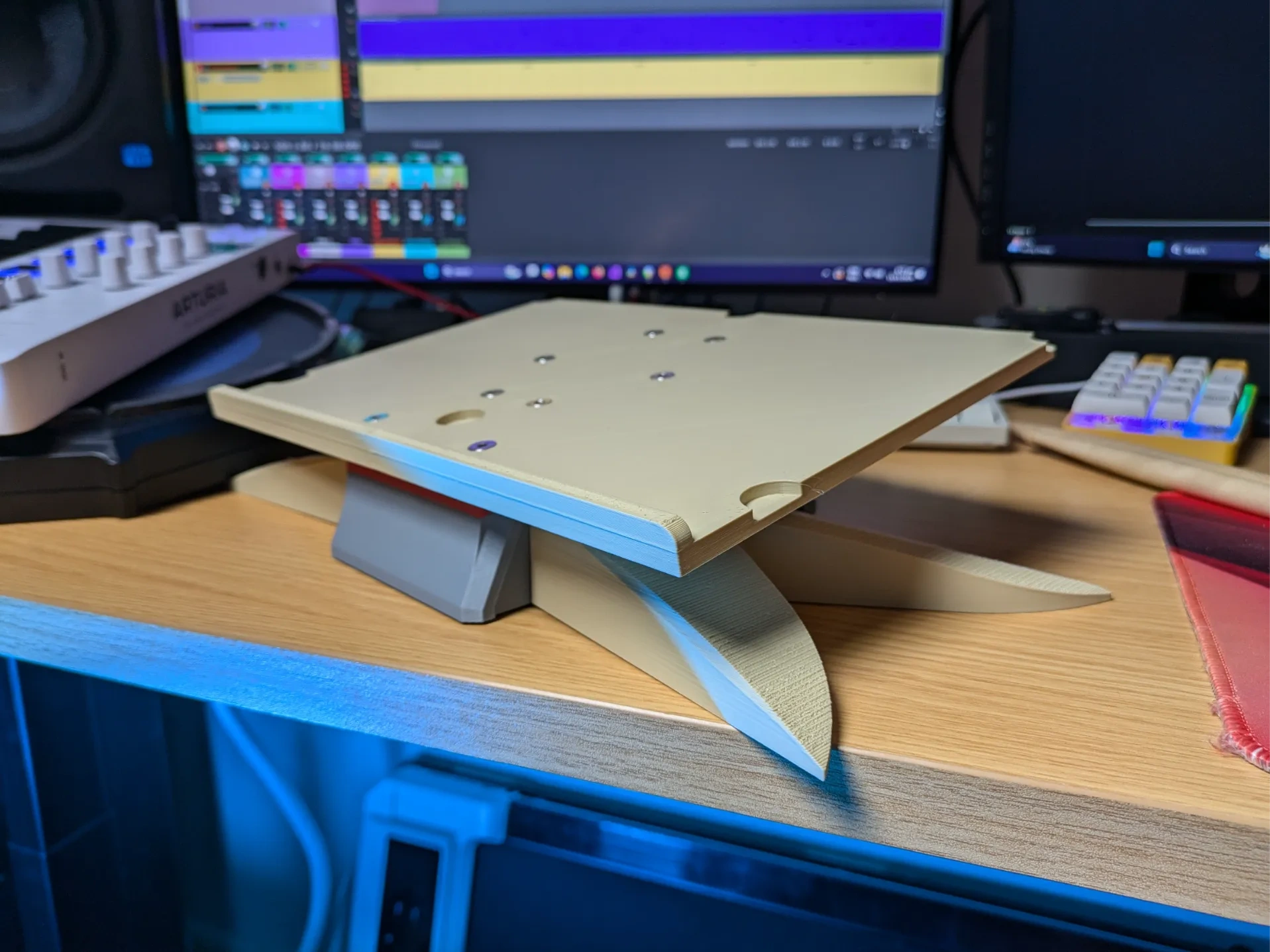 Arturia Minilab 3 Desk Stand 来自 Once in a Six Side - MakerWorld