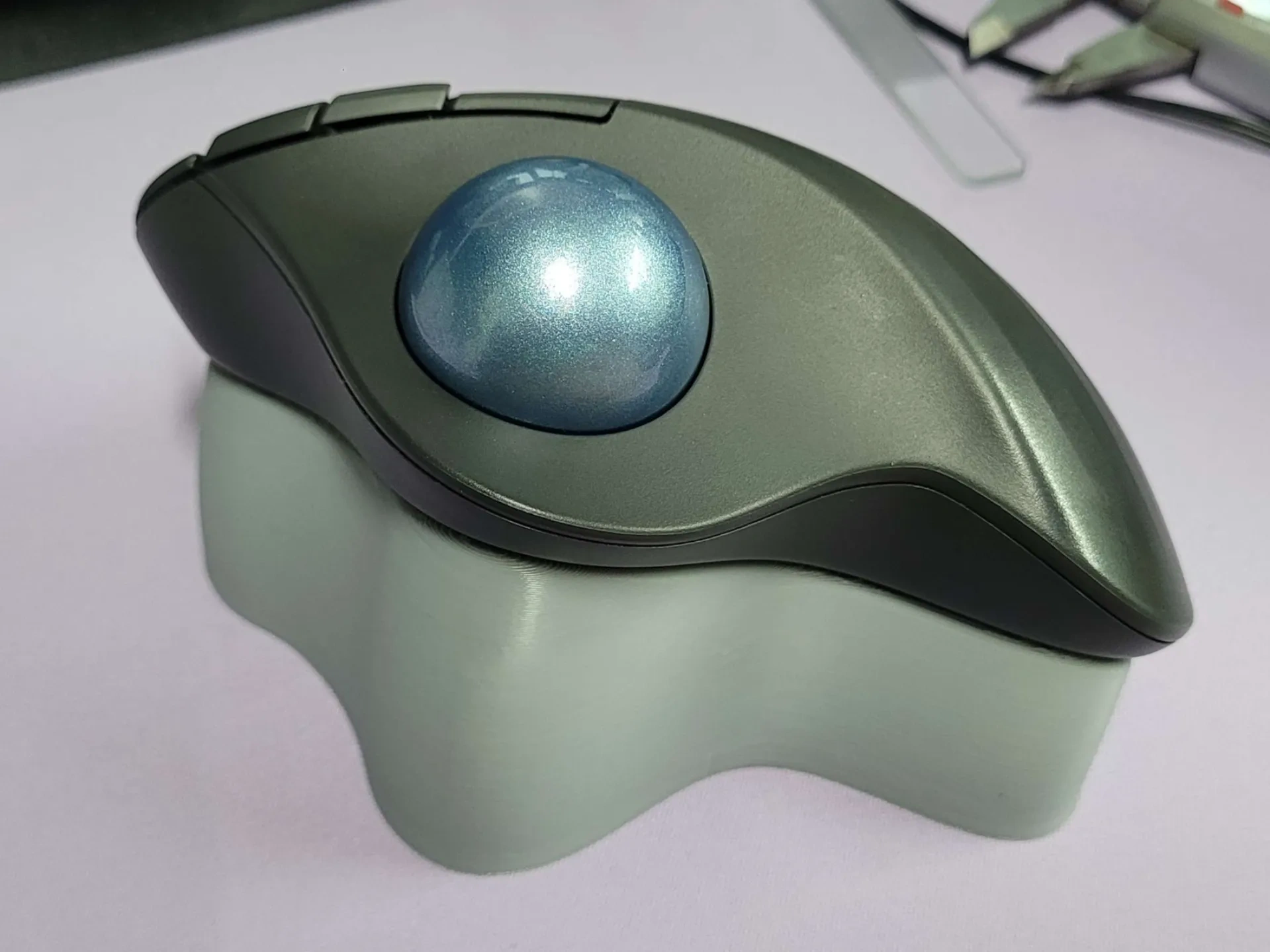 Logitech M575轨迹球人体工学斜角底座30° 二次创作 - 来自 gabcab - MakerWorld