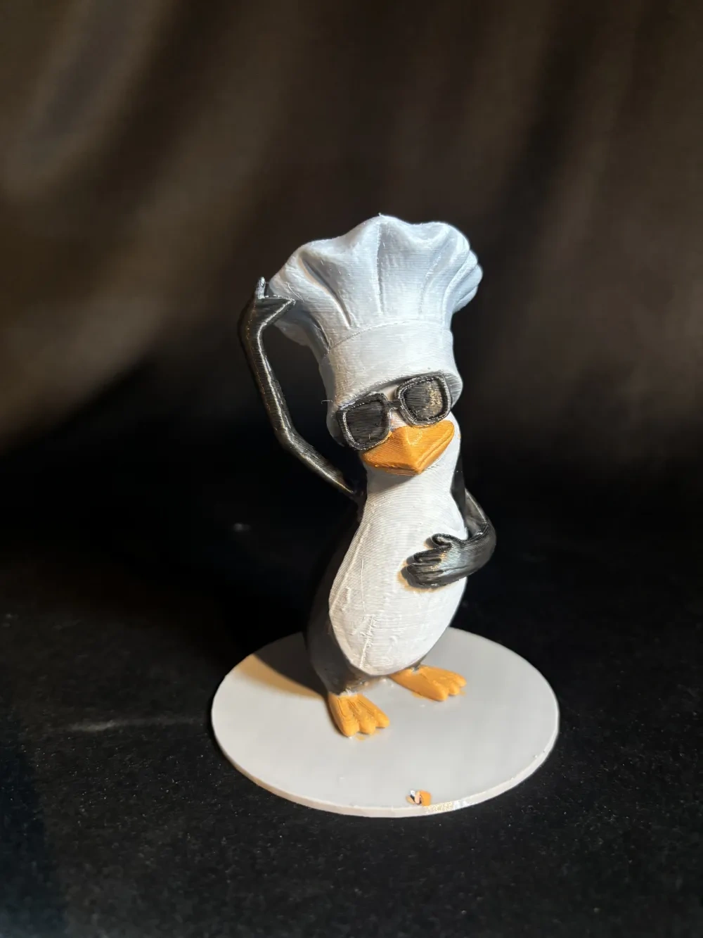 恶俗企鹅，高雅人士。no ams全新分色拆件版已出，恶俗与高雅的碰撞——个性企鹅“高雅人士”手办 来自 Asyc MakerWorld：免费下载 3D 模型