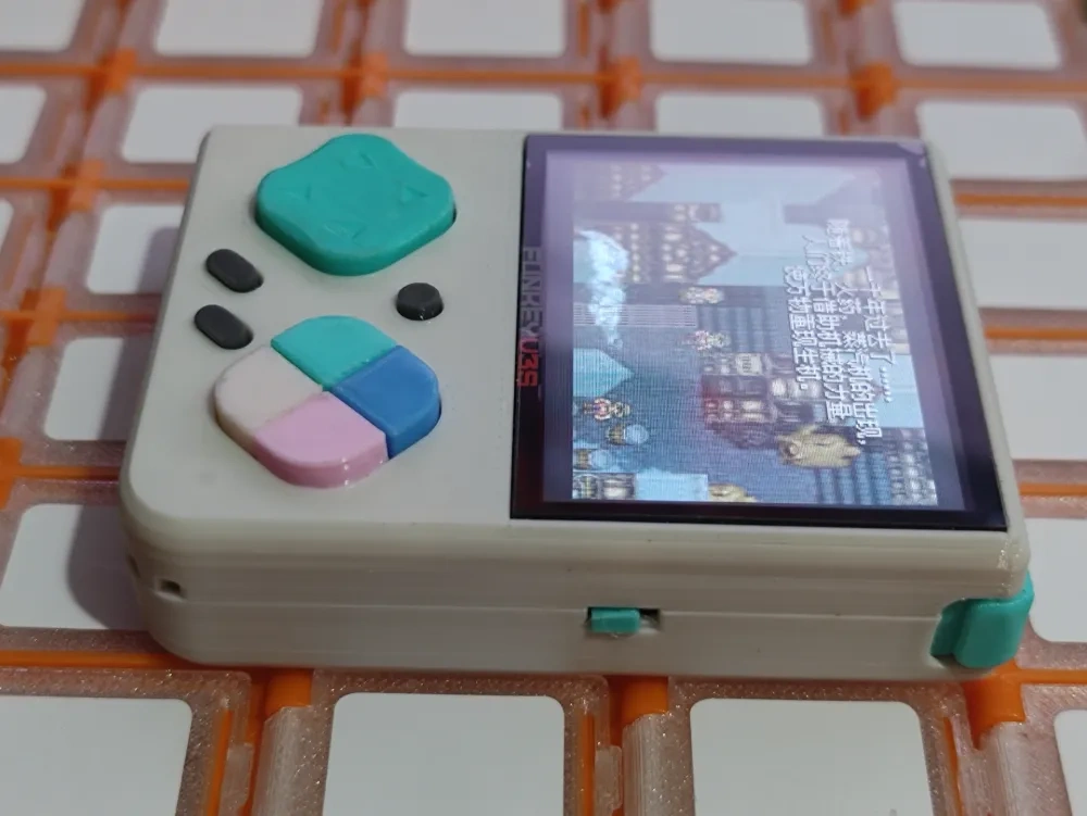 3D打印外壳的V3S Funkey掌机 开源掌机 GBA游戏掌机 PS1游戏掌机 型号：A23S油版 来自 太空香油 MakerWorld：免费下载 3D 模型
