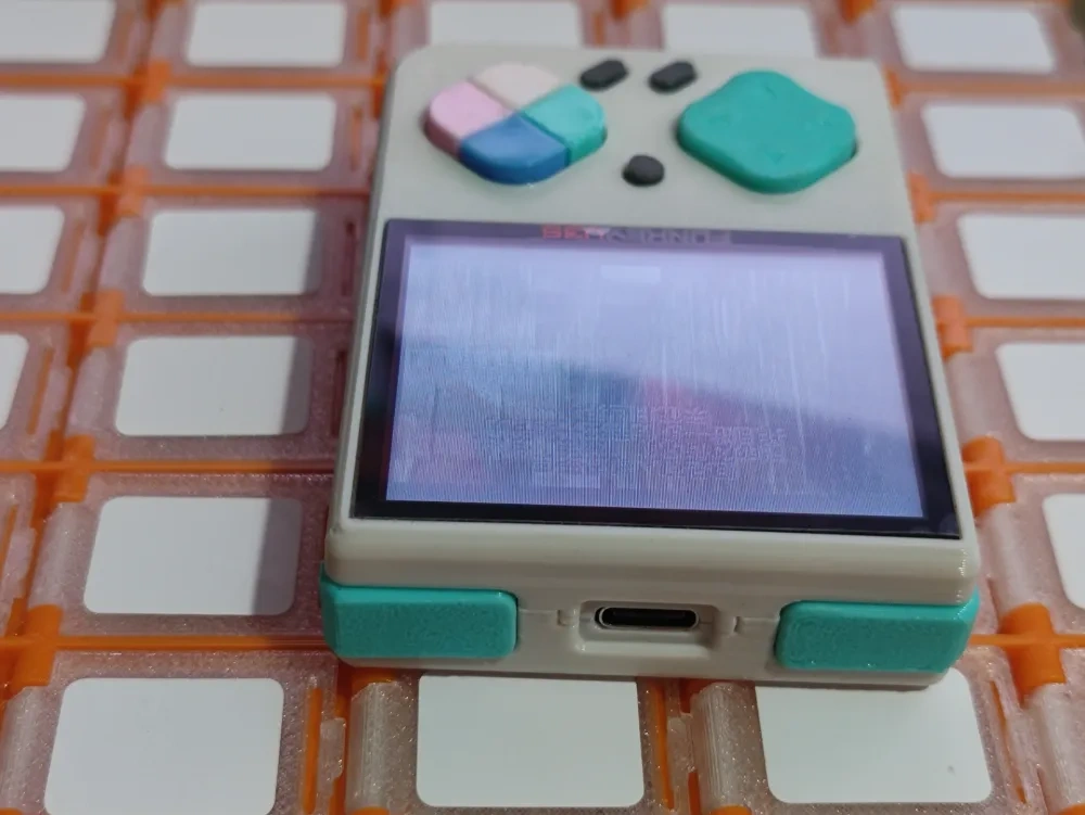 3D打印外壳的V3S Funkey掌机 开源掌机 GBA游戏掌机 PS1游戏掌机 型号：A23S油版 来自 太空香油 MakerWorld：免费下载 3D 模型