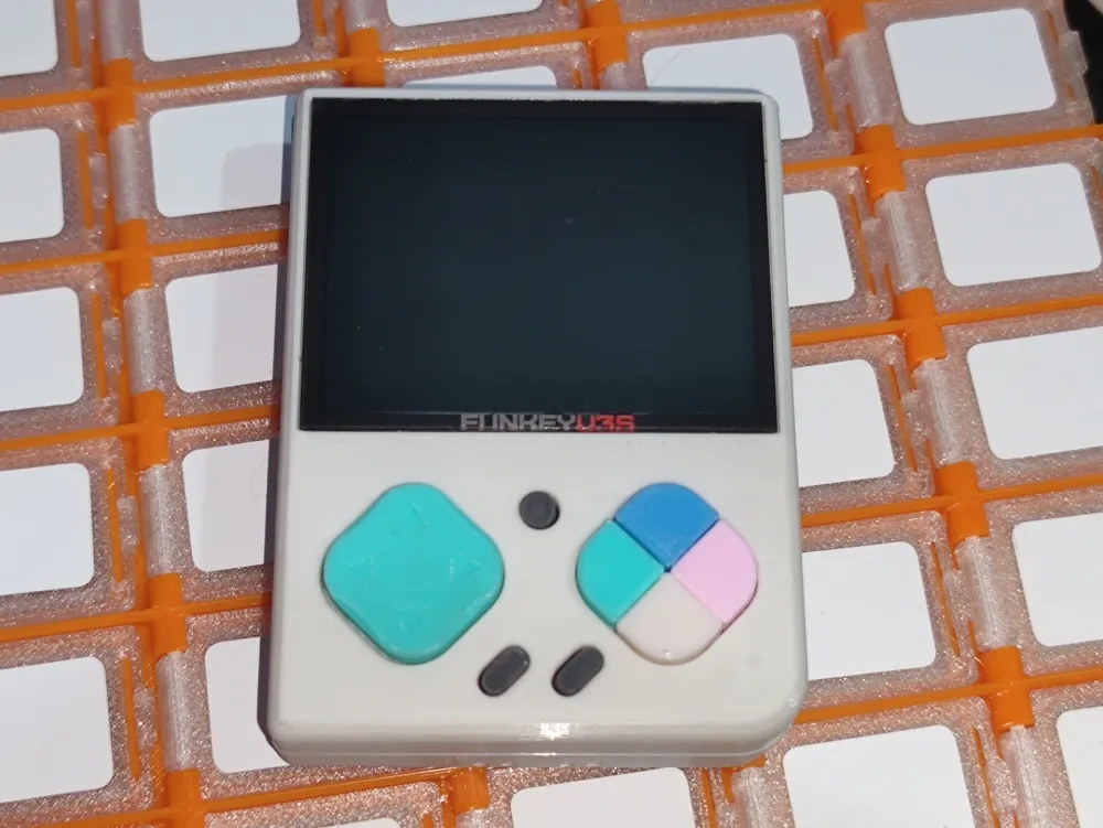 3D打印外壳的V3S Funkey掌机 开源掌机 GBA游戏掌机 PS1游戏掌机 型号：A23S油版 来自 太空香油 - MakerWorld