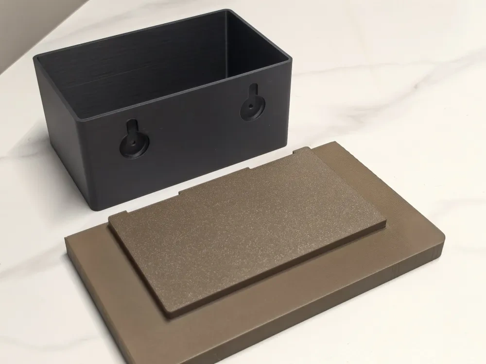 木纹质感壁挂式多功能卫生间纸巾盒 - 带智能马桶遥控器插槽 - 免费 3D 打印模型 - MakerWorld