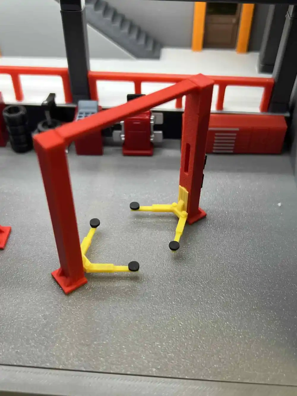 1:64 比例 可调高度 双柱举升机 来自 RedLine MakerWorld：免费下载 3D 模型