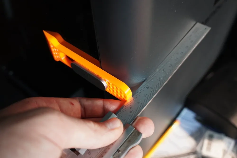 BAMBU LAB P1S / X1 / X1C DOOR HANDLE BED SCRAPER - 免费 3D 打印模型 - MakerWorld