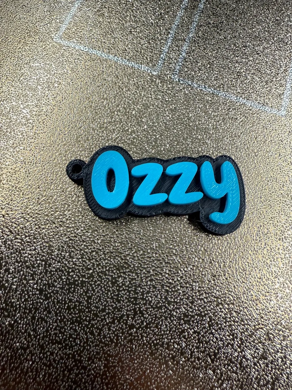 可完全自定义的姓名钥匙扣：字体、颜色和标签 来自 MakerManiacs MakerWorld：免费下载 3D 模型