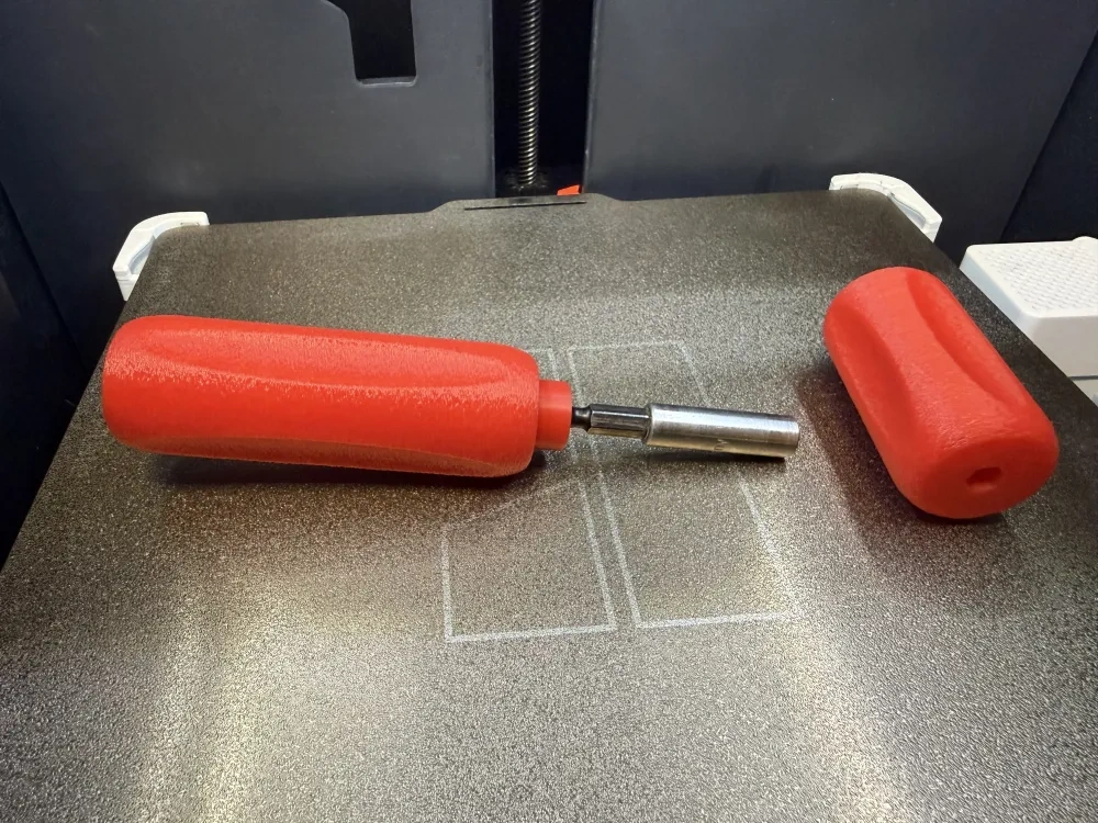 带批头、磁铁和批头座的手动螺丝刀 - 免费 3D 打印模型 - MakerWorld