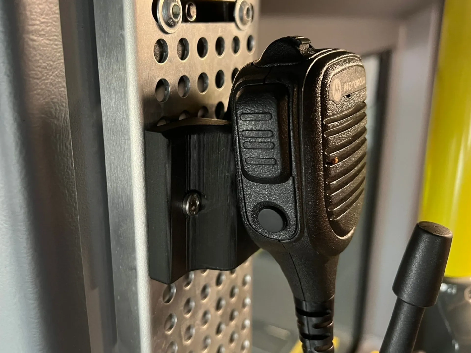 Wall Mount for Motorola PMMN Microphones 来自 NikWe - MakerWorld