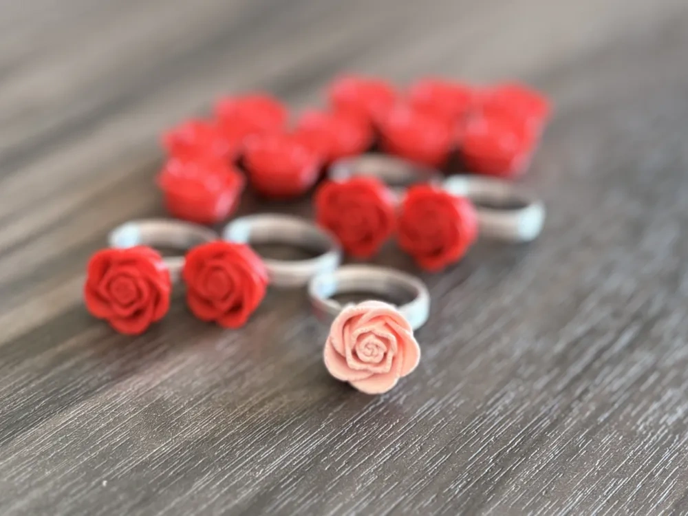 玫瑰戒指 (包含多种尺寸的戒指环) 来自 Bruce Design MakerWorld：免费下载 3D 模型