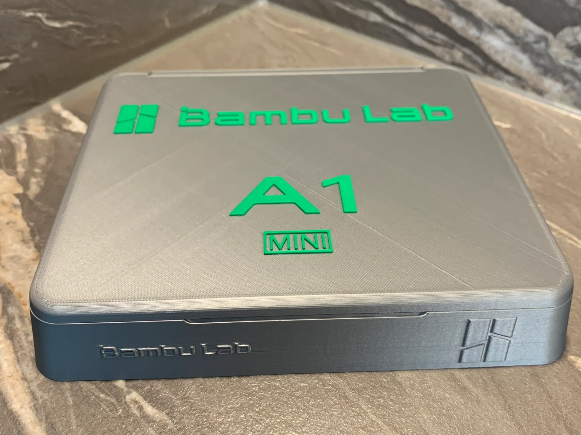 Bambu Lab A1 Mini 工具箱 - 标有 A1+Logo 二次创作 - 来自 sweb3791 - MakerWorld