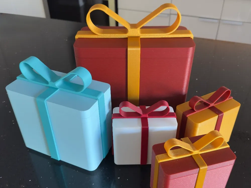 高款礼品盒 - 带丝带和蝴蝶结 来自 Dylan Neild MakerWorld：免费下载 3D 模型