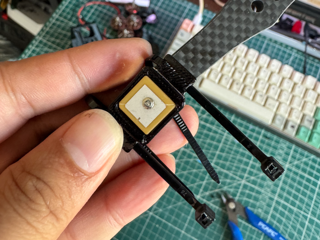穿越机fpv扎带机臂GPS固定，适用BZ121 来自 林唐绣懿 - MakerWorld