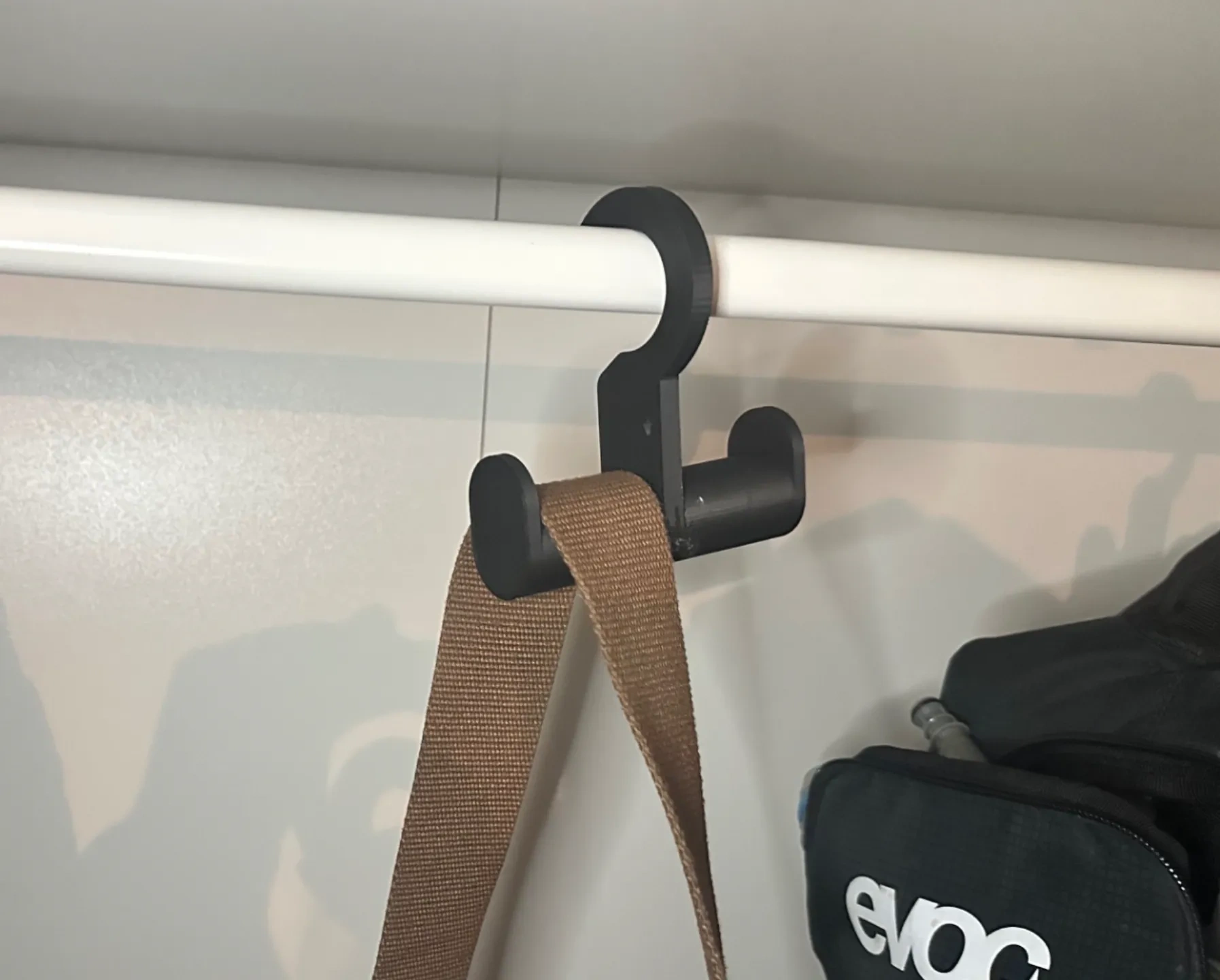 Bag/backpack hanger for laptop- and shoulder bags 来自 Westeros Designs ...