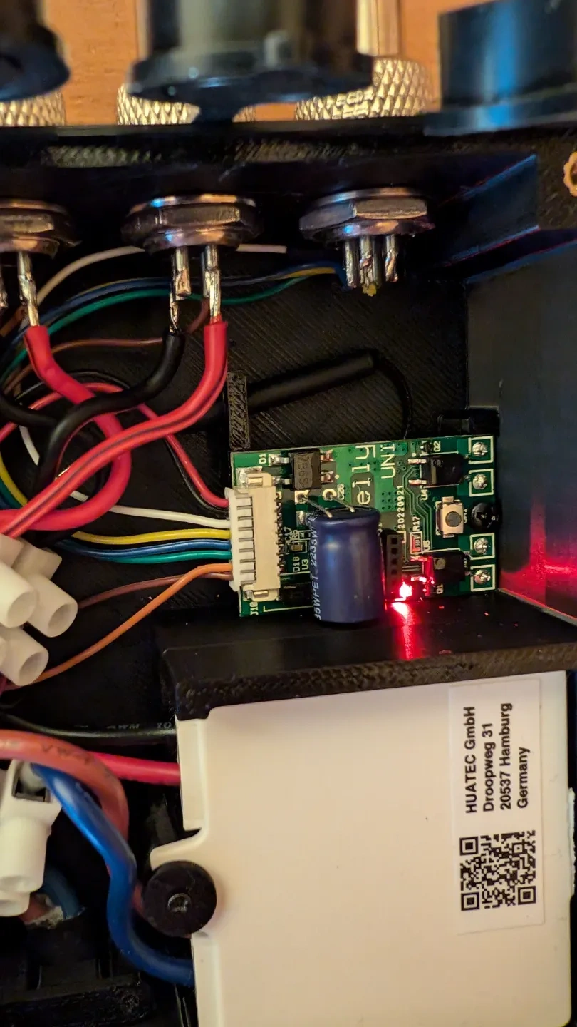 Shelly Uni 盒 + 电源 + 3 个 GX12 连接器 - 免费 3D 打印模型 - MakerWorld