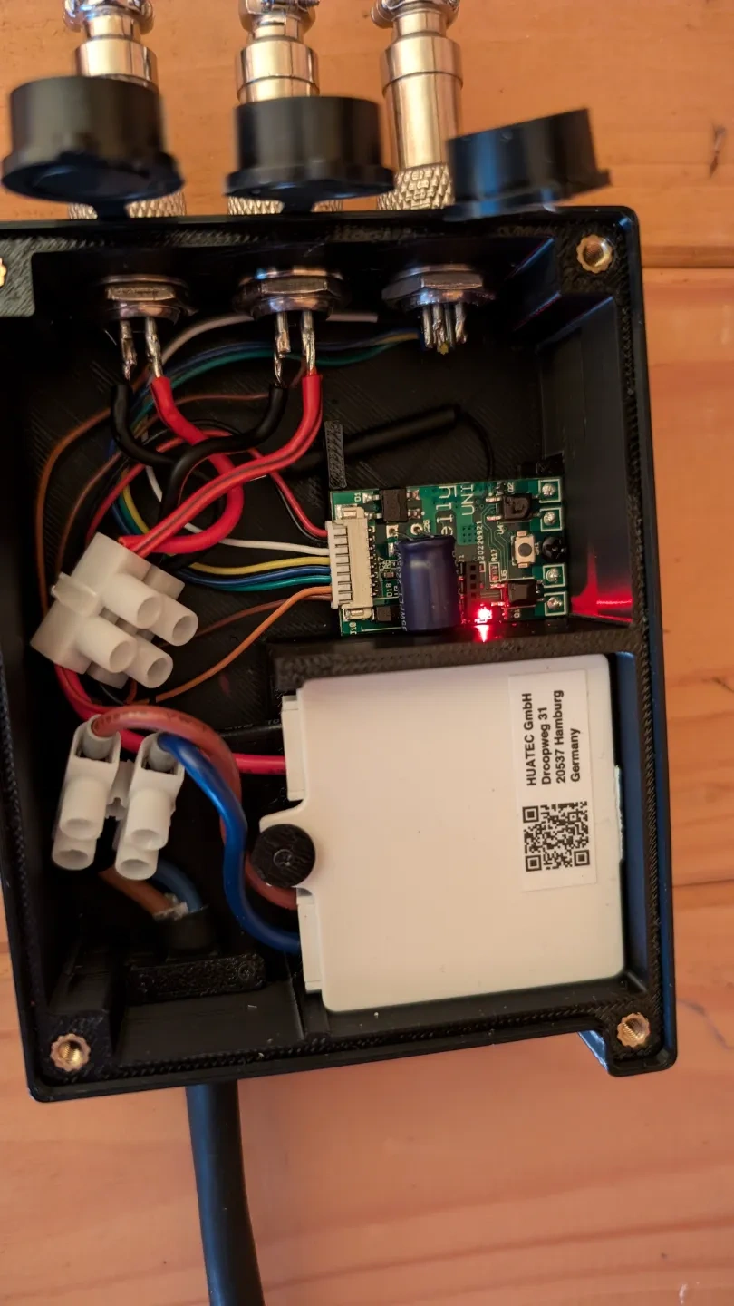 Shelly Uni 盒 + 电源 + 3 个 GX12 连接器 - 免费 3D 打印模型 - MakerWorld