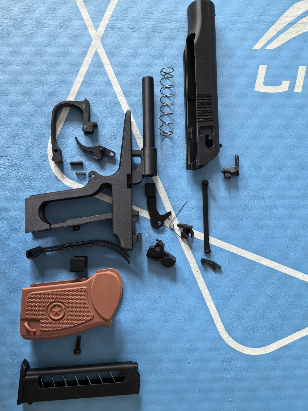 马卡洛夫PM手枪 来自 Northeast Tiger Walking Again MakerWorld：免费下载 3D 模型