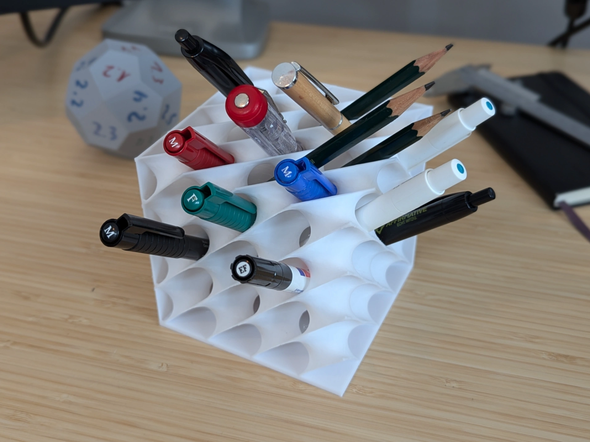 Schwarz D Surface Pen Holder - Desk Organizer 来自 Alex and Tonic 3D ...