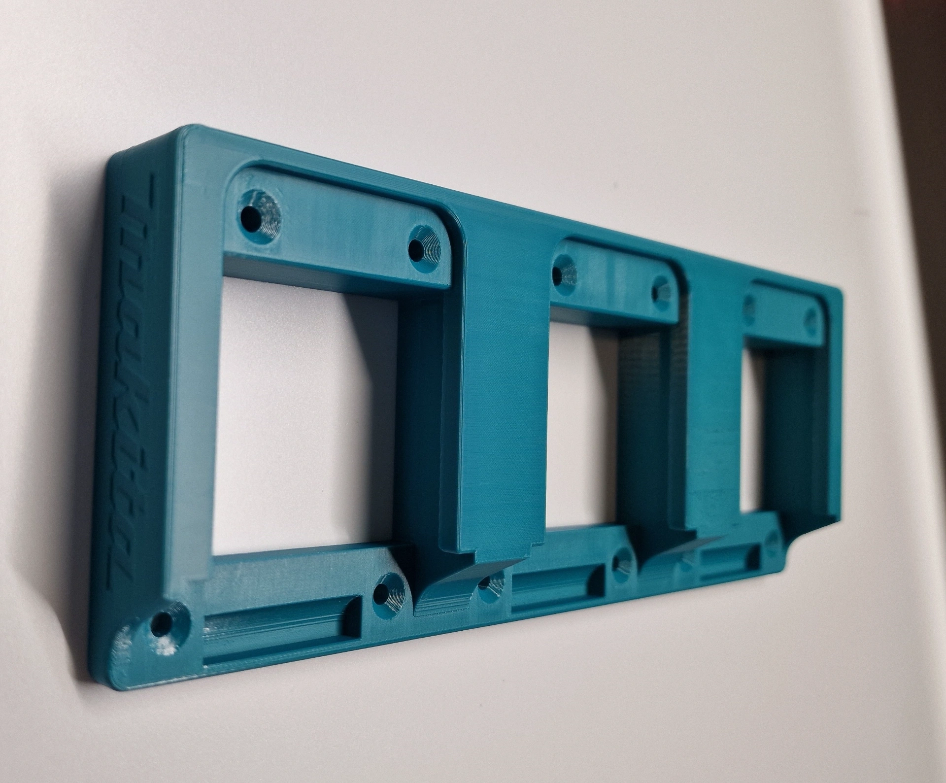 Makita 18V Battery trio holder 来自 3D Lab - MakerWorld