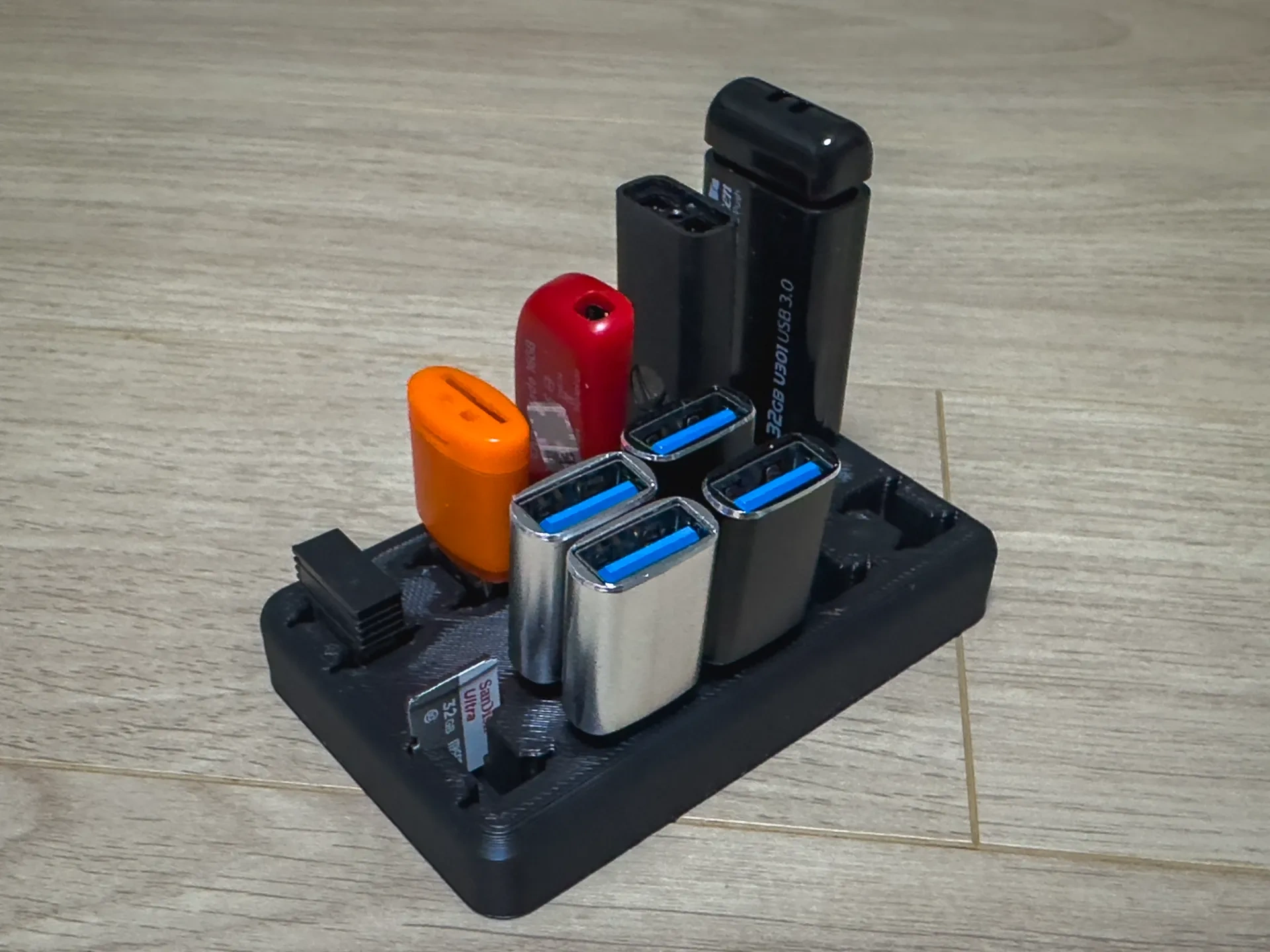 USB-A, USB-C, micro sd卡架 x10 来自 Beatz - MakerWorld