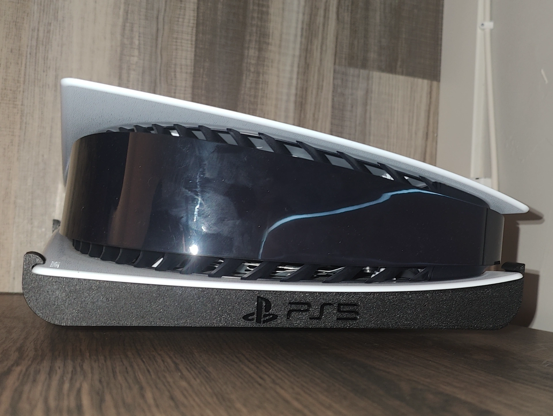 PS5（光盘版）带标志的横放支架 二次创作 - 来自 Hobo4ssassin MakerWorld：免费下载 3D 模型