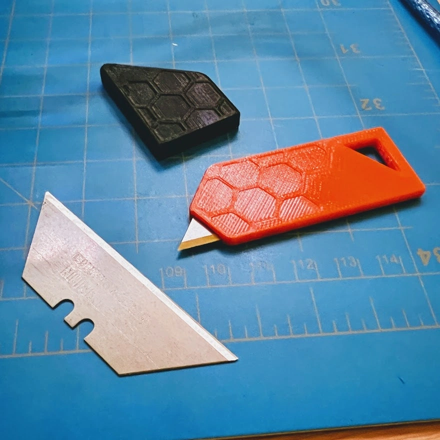 迷你口袋多功能刀（使用2.25米耗材） 来自 Donald Sayers - MakerWorld