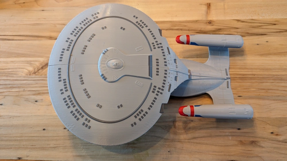 NCC 1701-D Enterprise 1:2000比例尺 来自 coppertop_01 - MakerWorld