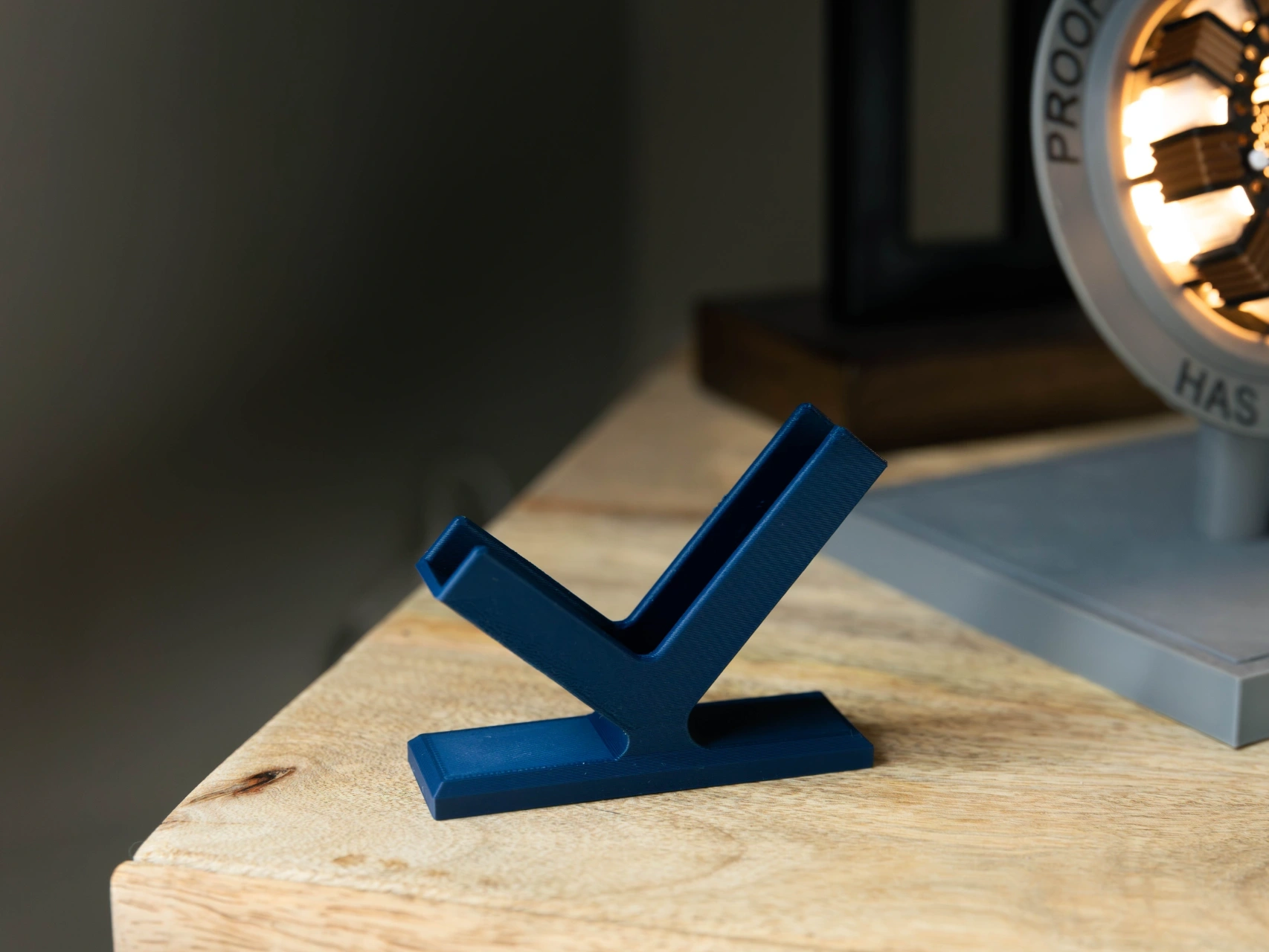 倾斜式桌面名片支架 来自 SD Studios - MakerWorld