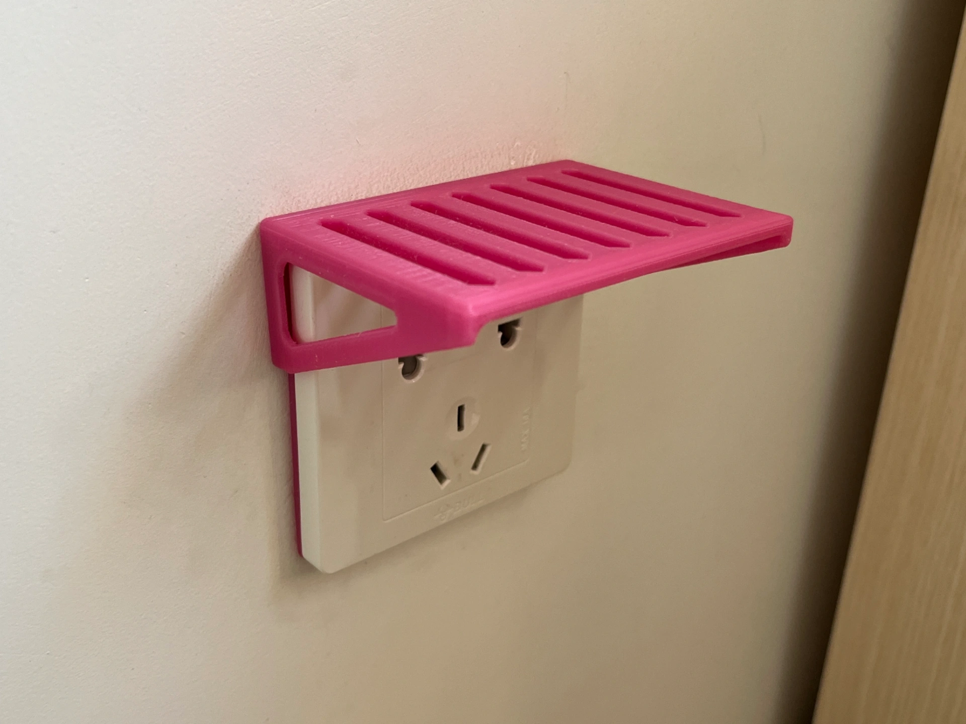 86插座置物架 - 86mm Outlet Shelf 来自 kurikoo - MakerWorld