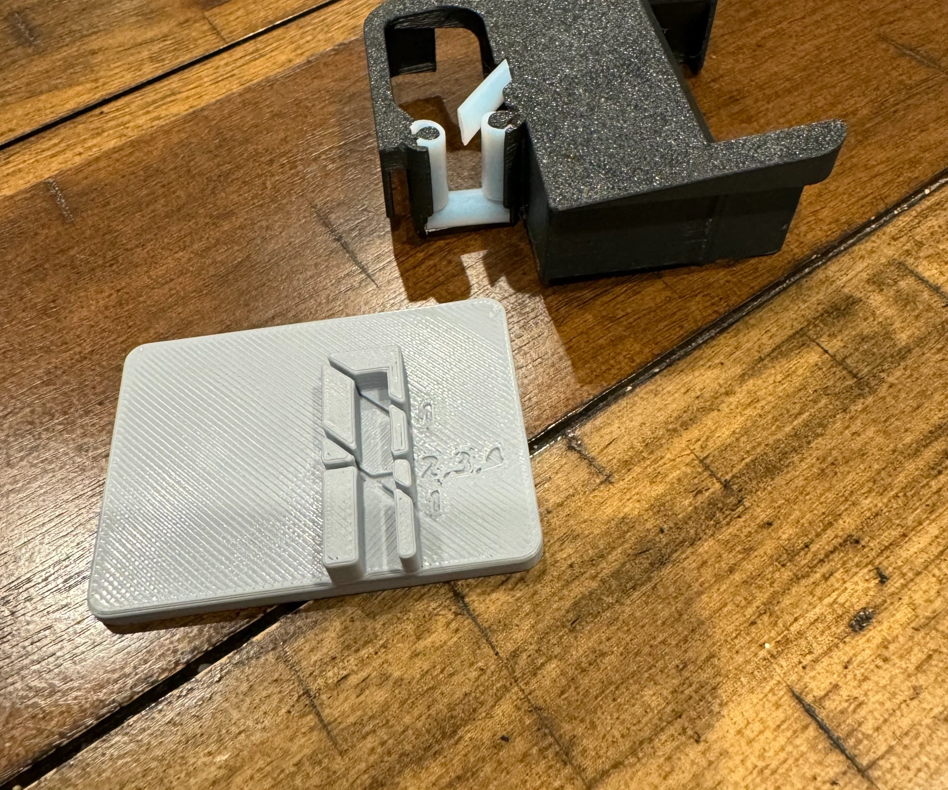 用于Poop Pop Stop v2的PTFE夹具 来自 JakeMakes - MakerWorld