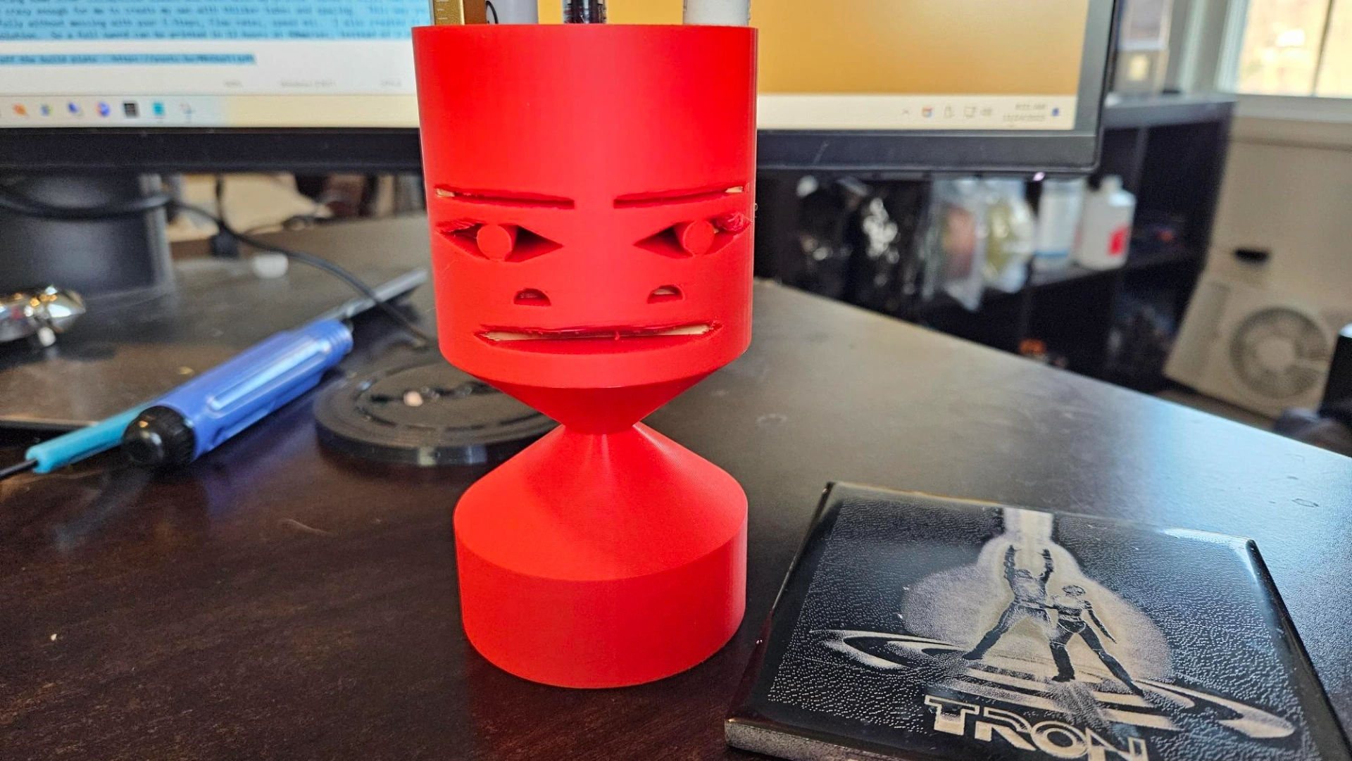 Tron MCP笔/铅笔/回形针架 来自 Maker Dave - MakerWorld