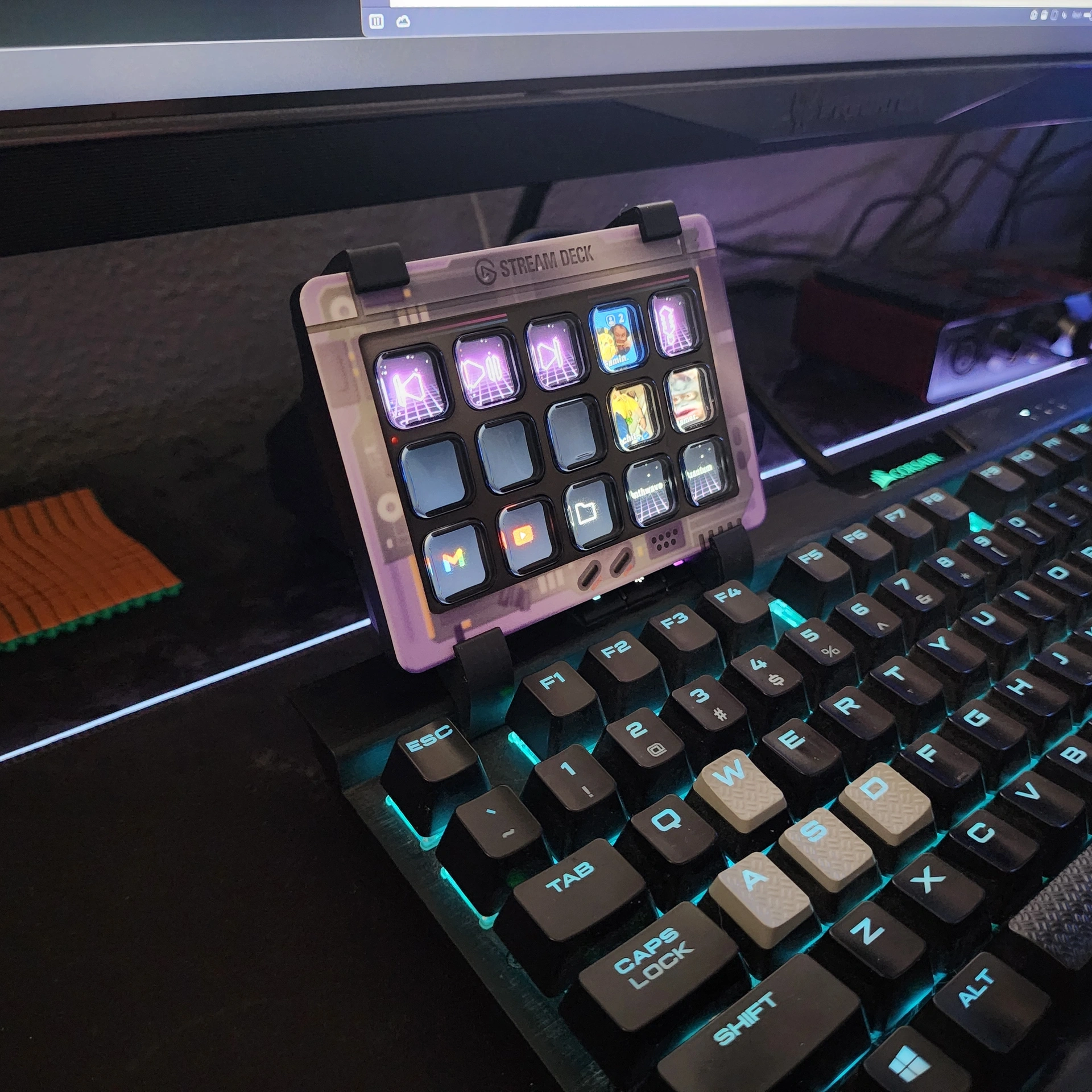 Stream Deck MK2 - Corsair K70 Mk.2 支架 来自 ryanmaupin3 - MakerWorld