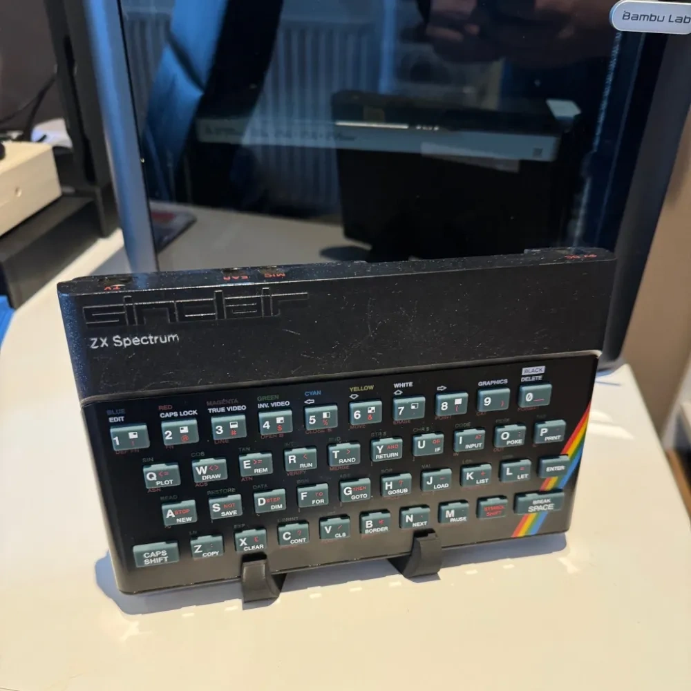 Sinclair ZX Spectrum（48k, 128k和+2/3型号）、ZX81和QL的展示支架 来自 tom.dalby ...