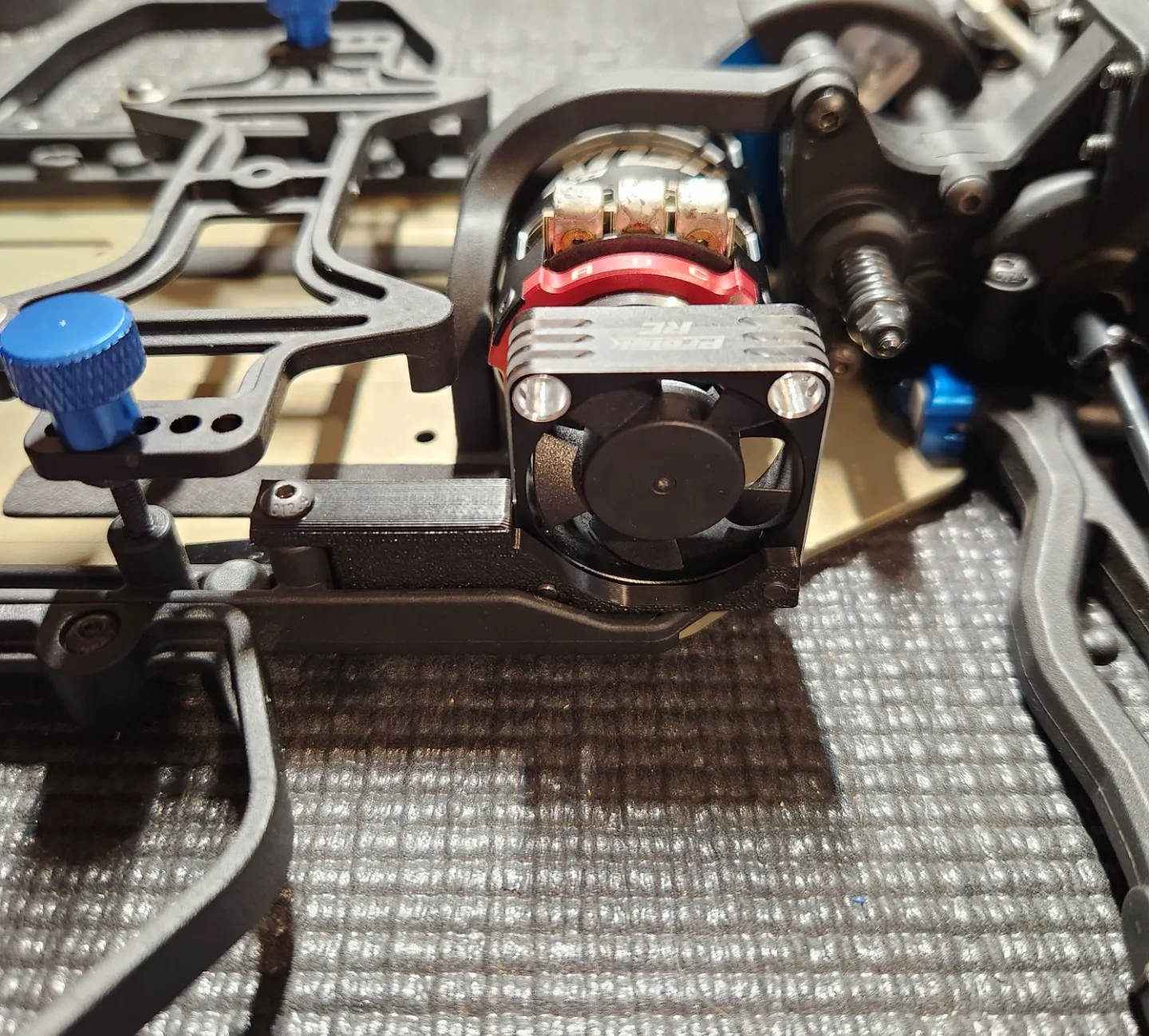 Team Associated AE SC6.1 风扇支架 30x30mm 来自 daniel.hartkopf - MakerWorld