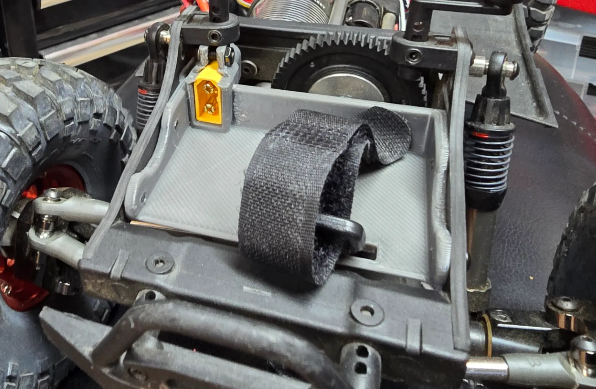 SCX10 Pro forward battery tray 来自 NumberOneBatfan - MakerWorld