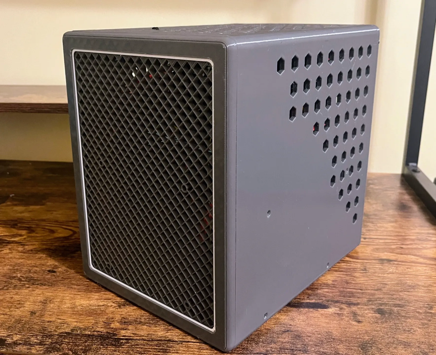 NasHole（小型SFF NAS/PC机箱） 来自 Redbeard3303 MakerWorld：免费下载 3D 模型