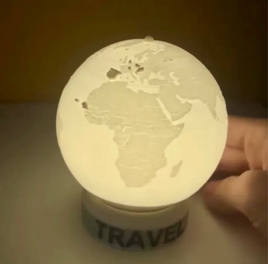 地球浮雕灯，带有“旅行”刻字底座 来自 SilvaPrints - MakerWorld