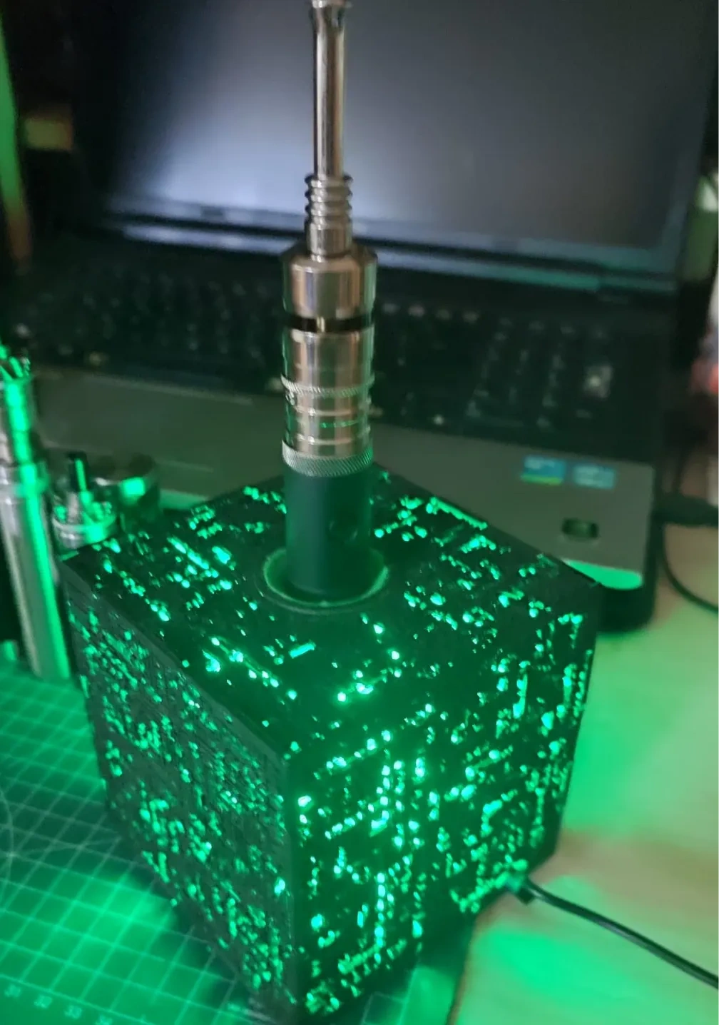 Borg Cube with LED as a vape tube holder 来自 masselkopp MakerWorld：免费下载 ...