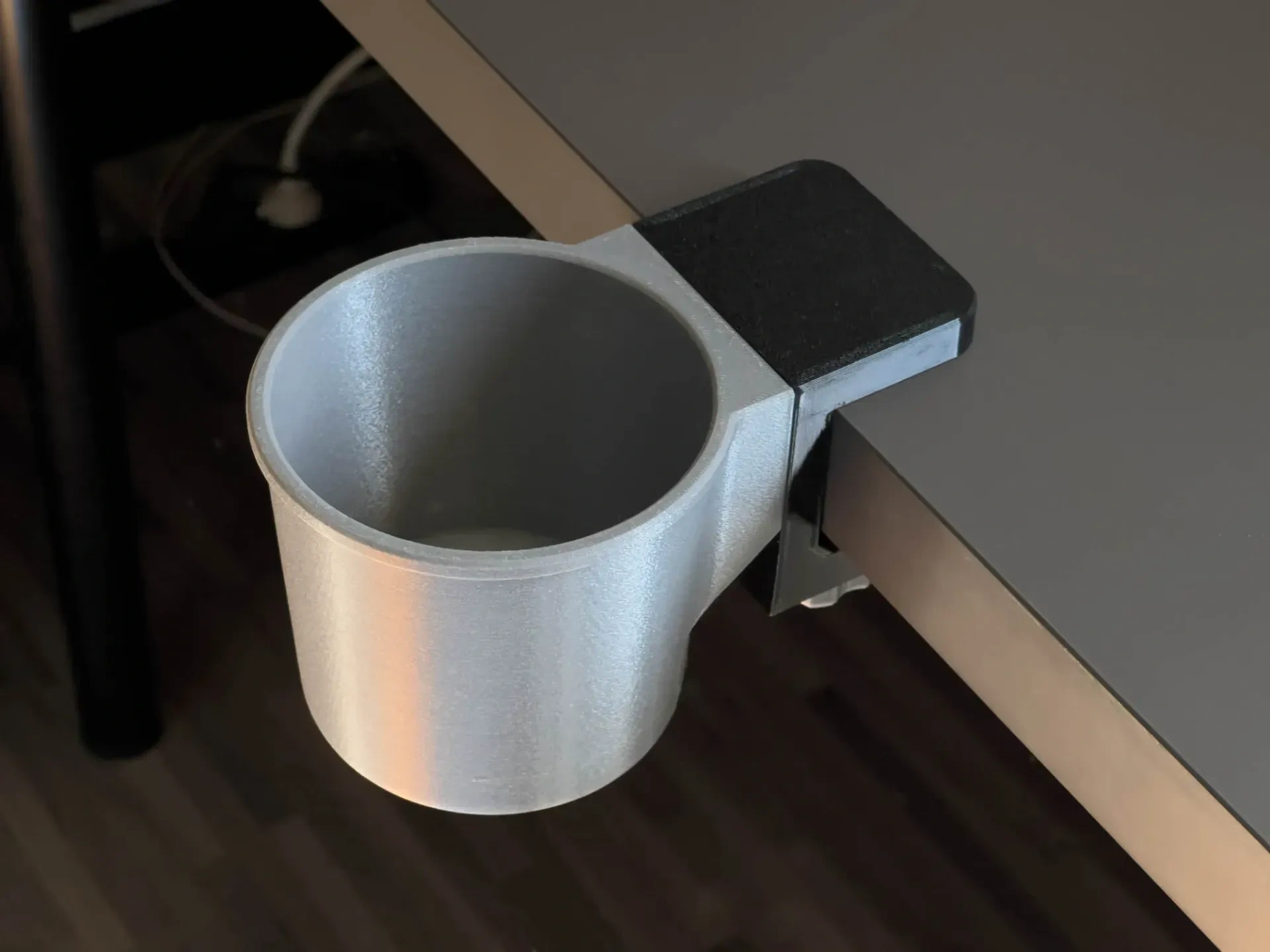 桌边杯架 | Table-side cup holder 来自 EYESTUDIO - MakerWorld