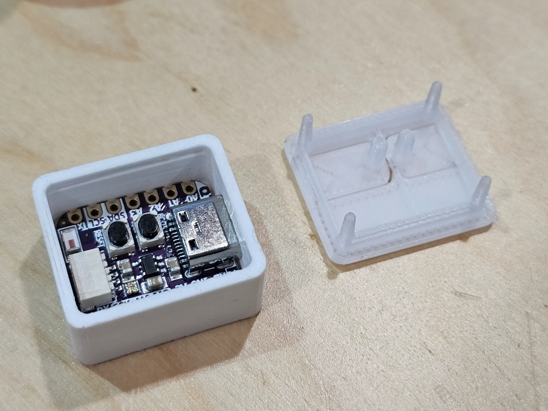 Adafruit Qt Py Esp32 C3带盖容器 来自 Sabbadesign Makerworld 3908