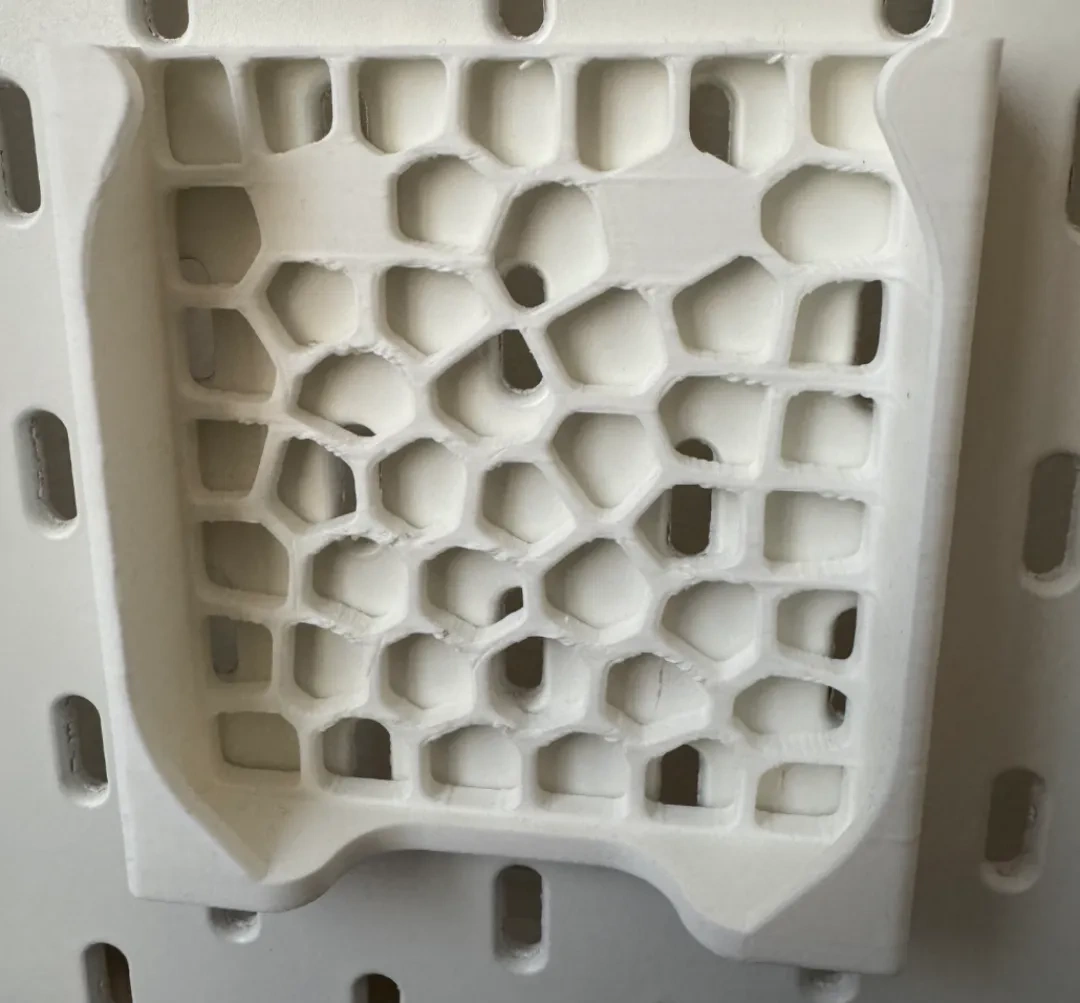 带壳的iPhone 15 Pro，skadis宜家支架 来自 carlok - MakerWorld