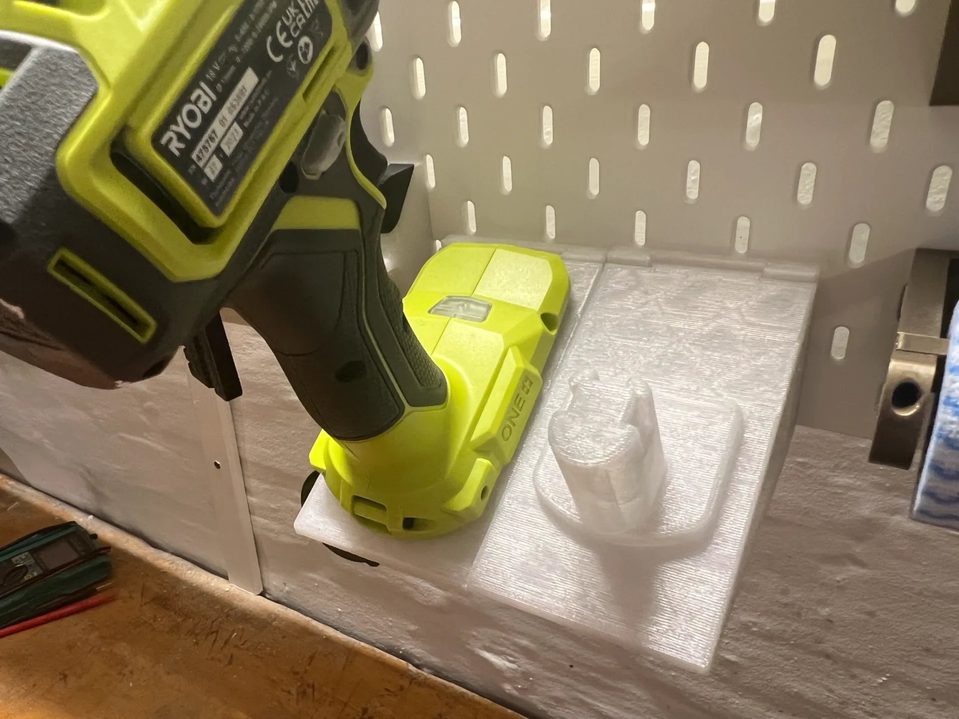 适用于Ikea Skadis的Ryobi电钻支架 来自 user_3999015881 - MakerWorld