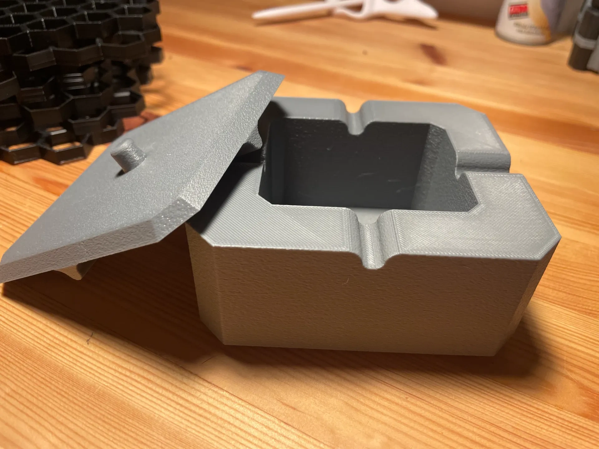 带盖烟灰缸 来自 RobVanBobbert MakerWorld：免费下载 3D 模型