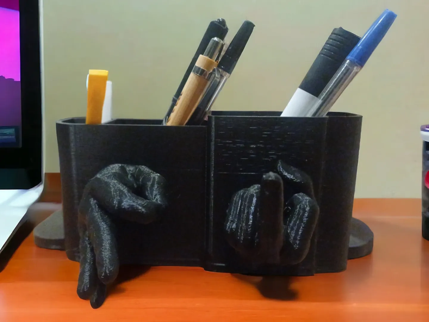 办公室中指笔筒 二次创作 - 来自 AlienLaser - MakerWorld