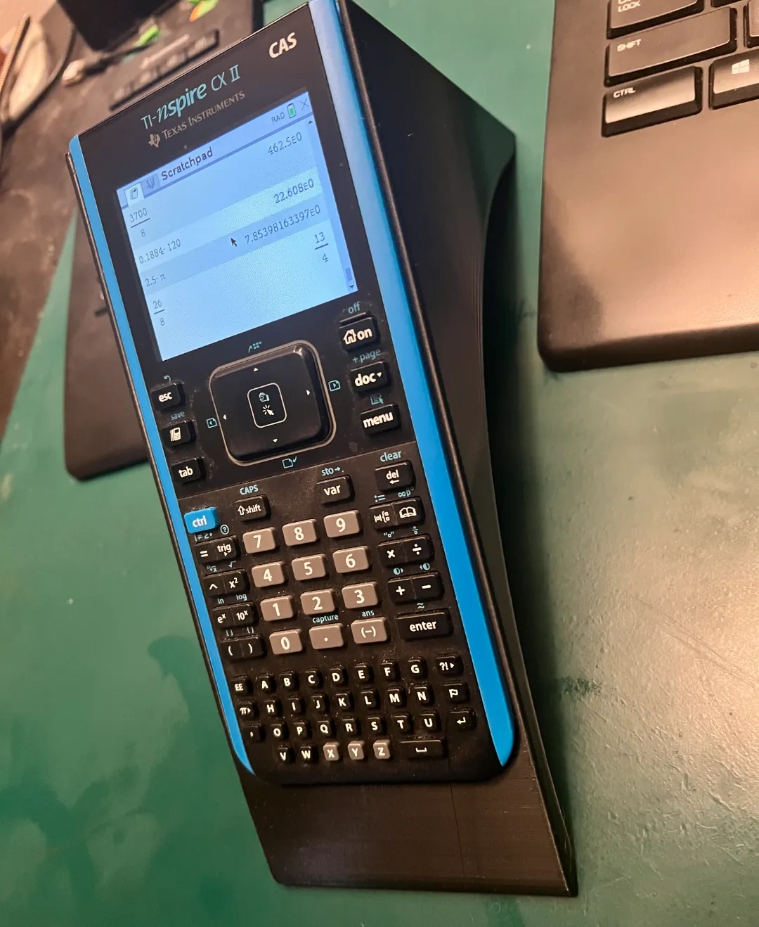 TI-nspire 30度桌面支架 来自 Ryan Meredith - MakerWorld